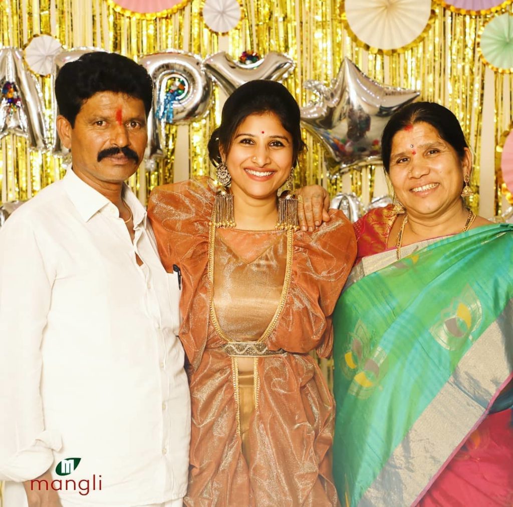 Singer Mangli: Biography, Age, Family, Photos, Songs, Career, Latest ...