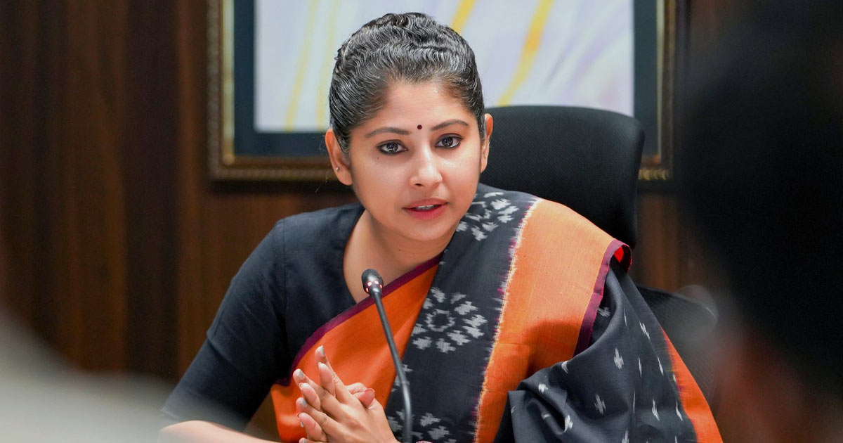 హెలికాప్టర్ లో పనులు పర్యవేక్షించారు... అసలు ఎవరు ఈ స్మితా సబర్వాల్ ...